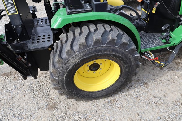 JOHN DEERE 2032R 75928 - Apple Farm Service